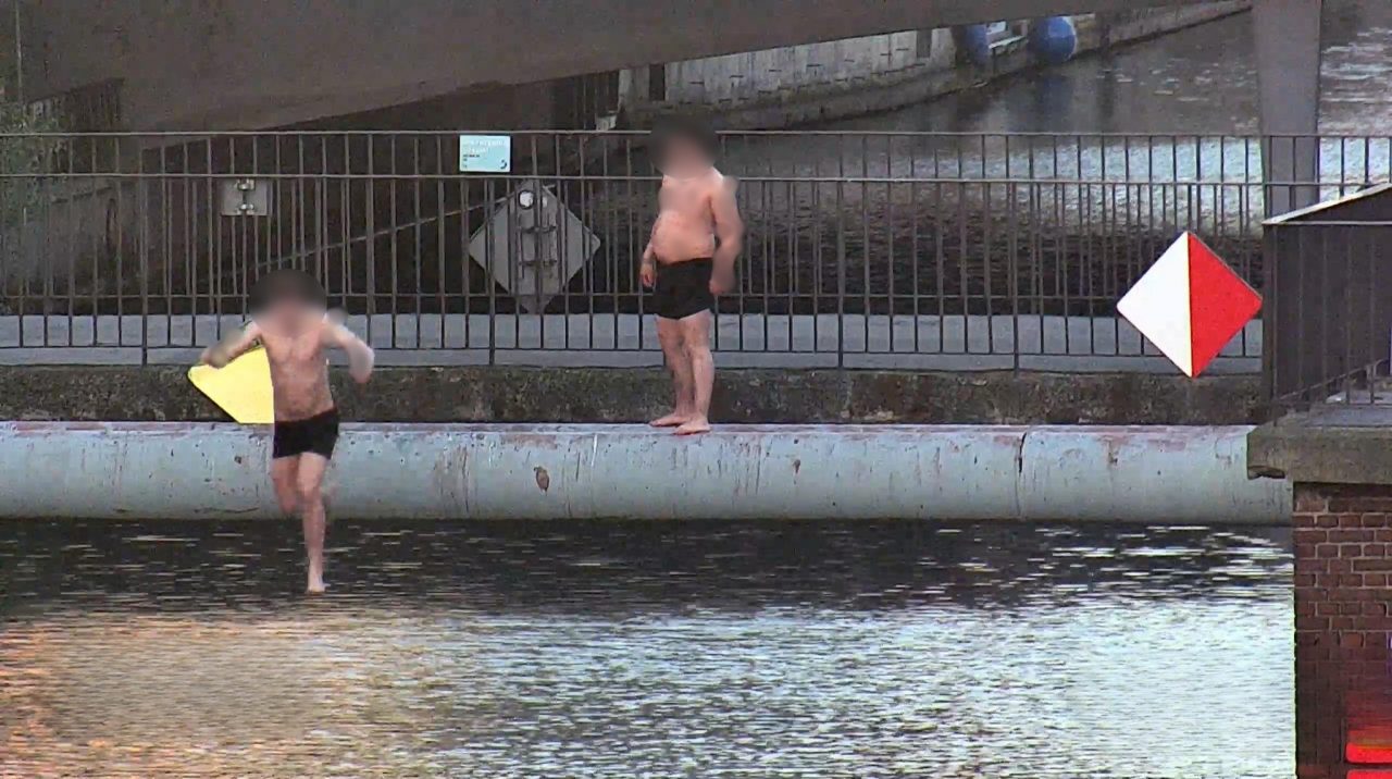 Poranna kąpiel w Motławie. Mężczyźni weszli do wody o świcie ...