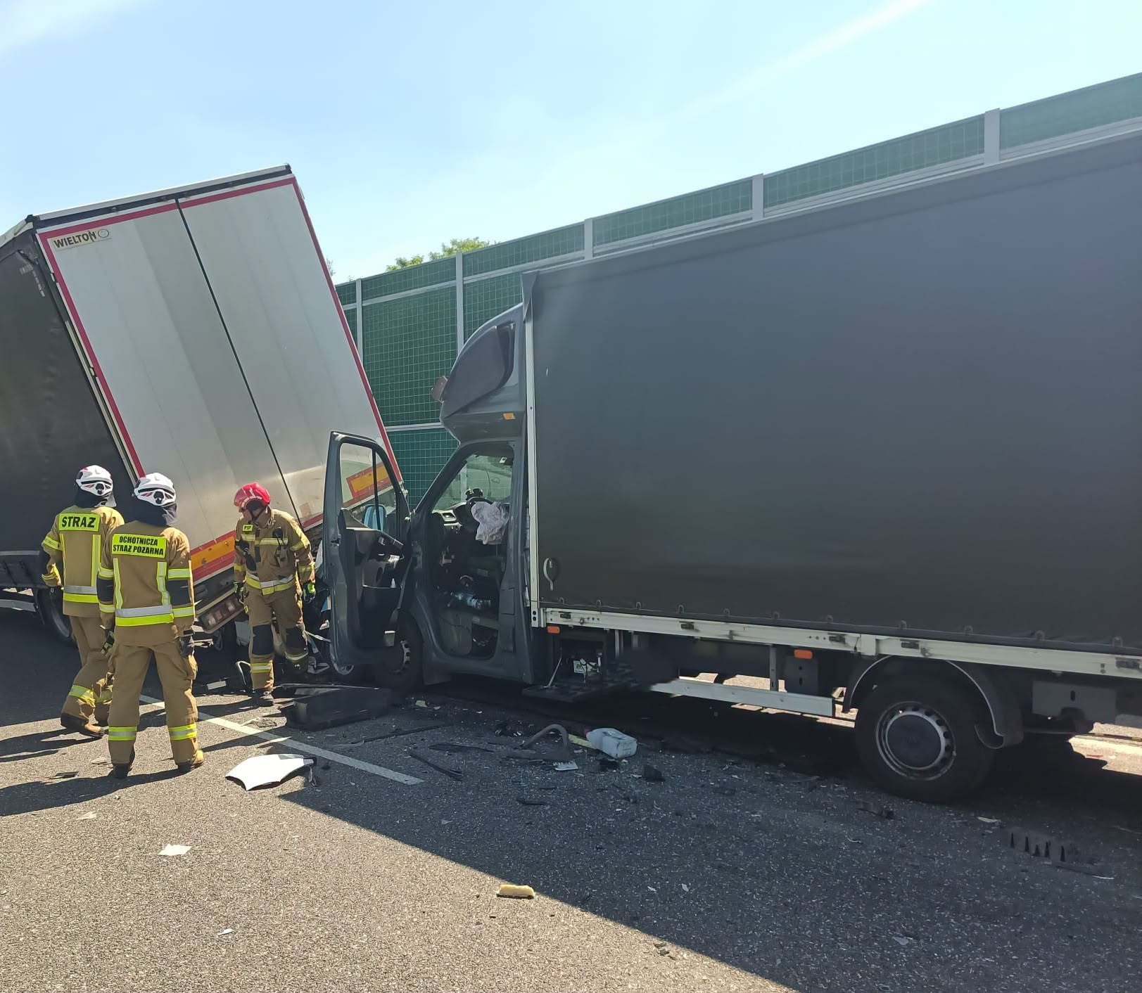 Karambol na autostradzie A1. Ciężarówka, bus i osobówka zderzyły się ...